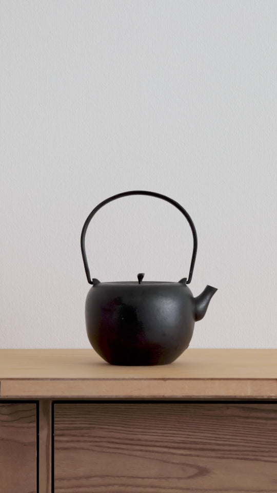 Akai Ringo Authentic Nambu Ironware Cast Iron Kettle from Iwate, Japan ...