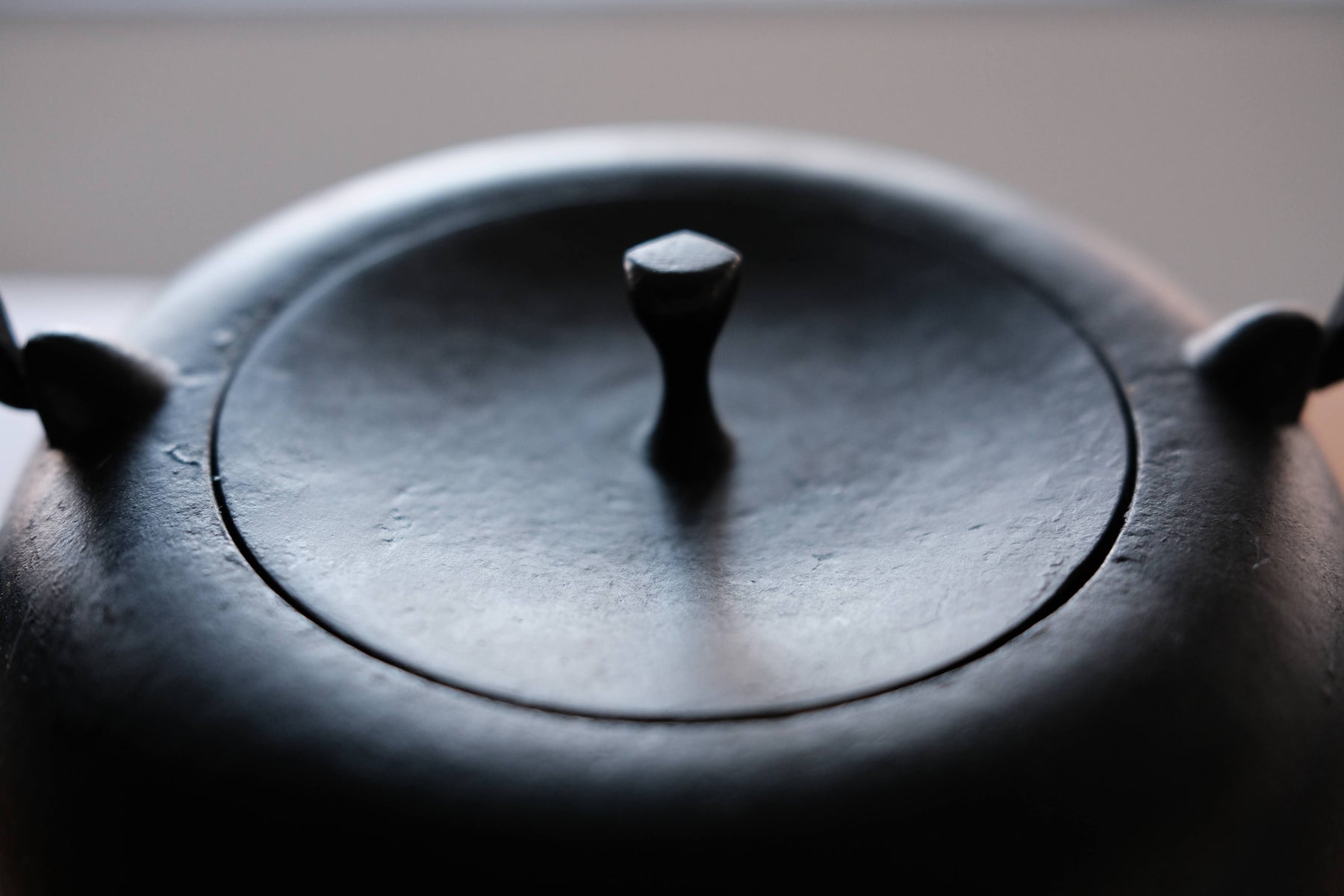 Akai Ringo Authentic Nambu Ironware Cast Iron Kettle from Iwate, Japan ...